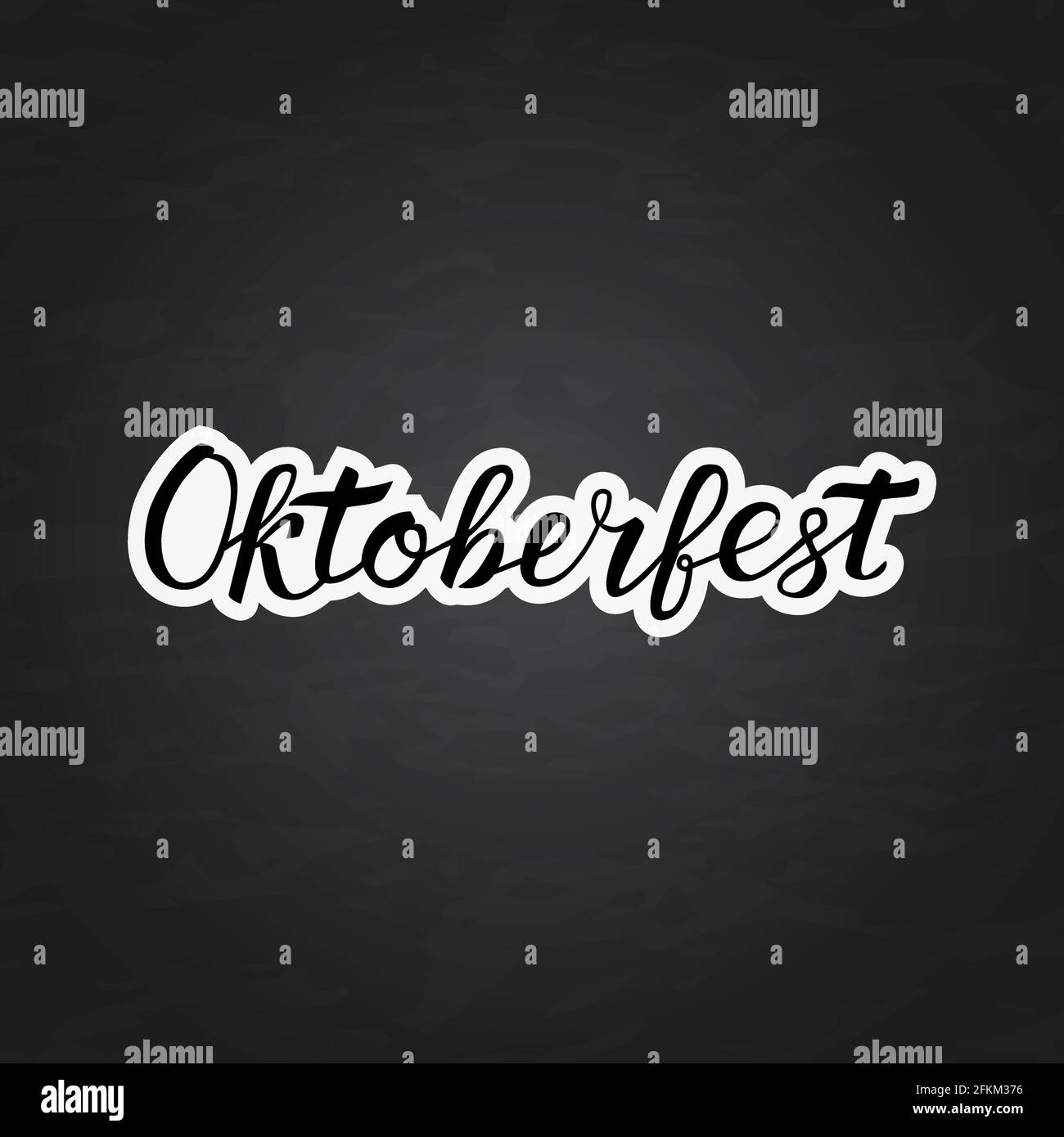 Lettering Oktoberfest écrit avec une brosse sur le tableau noir ...