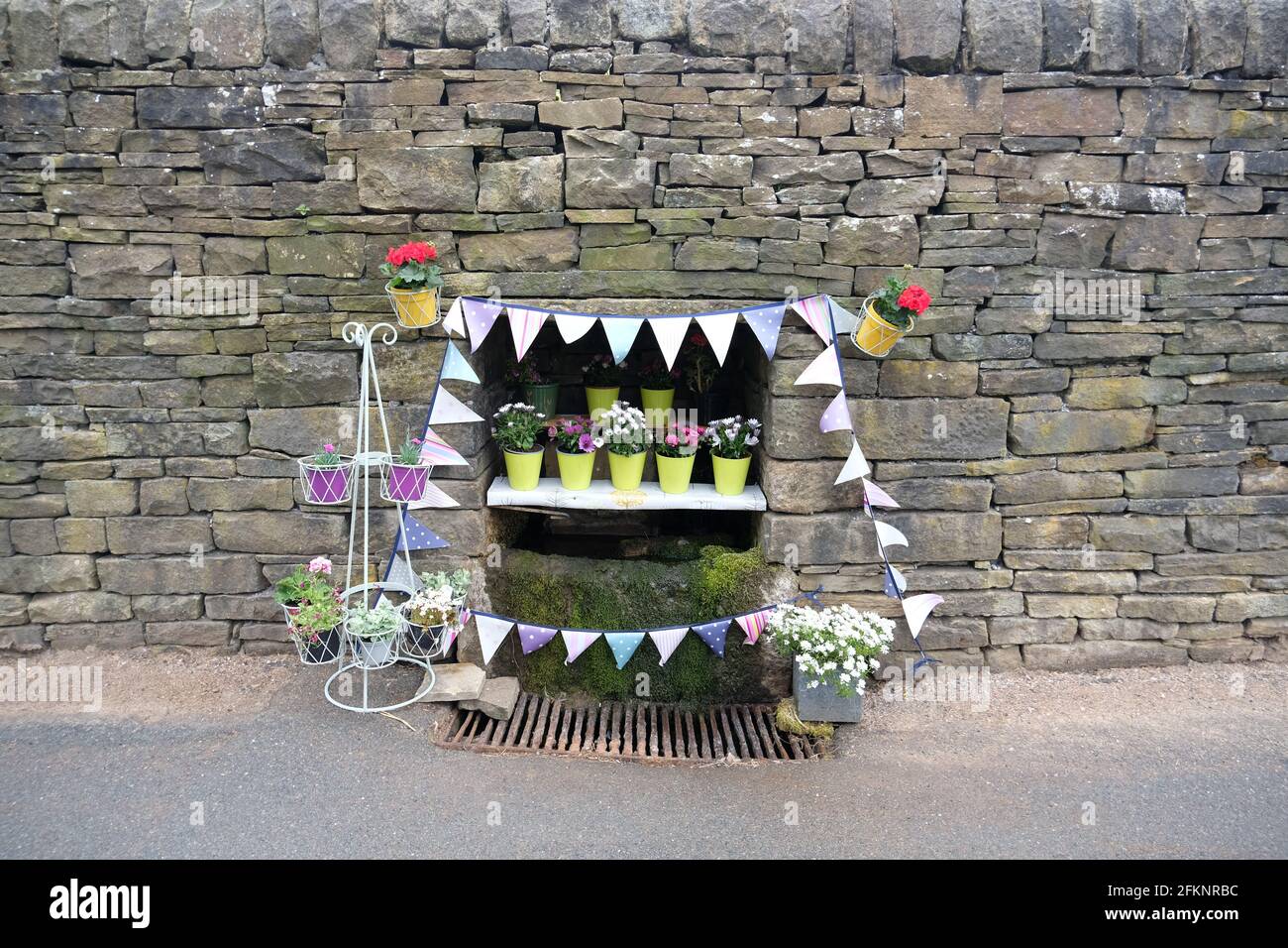 Un puits habillé à l'intérieur d'un mur de pierre sec le dimanche SPAW ...