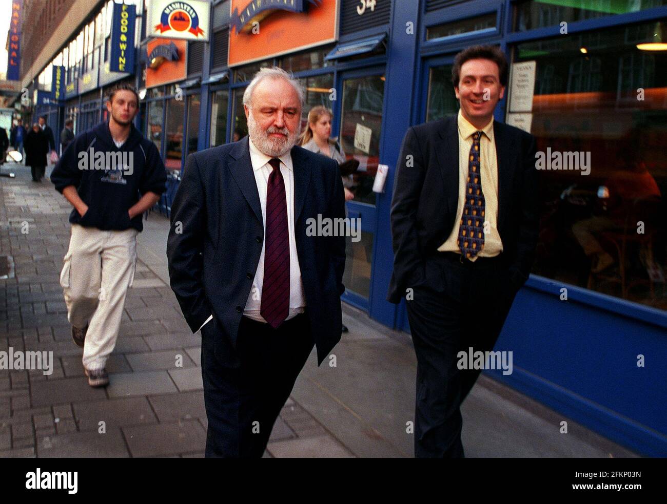 Frank Dobson député travailliste marchant près de Russell Square alors ...