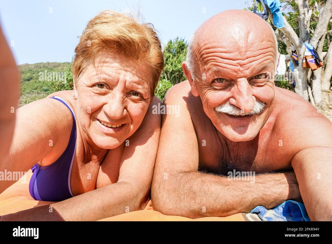 Vieux Couple Amoureux La Plage Banque De Photographies Et D images vieux-couple-amoureux-la-plage-banque-de-photographies-et-d-images