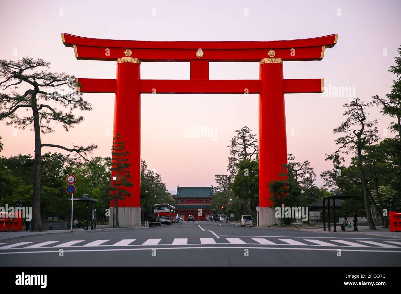 Porte de torii japonais rouge géant à Kyoto, Japon. Énorme symbole ...