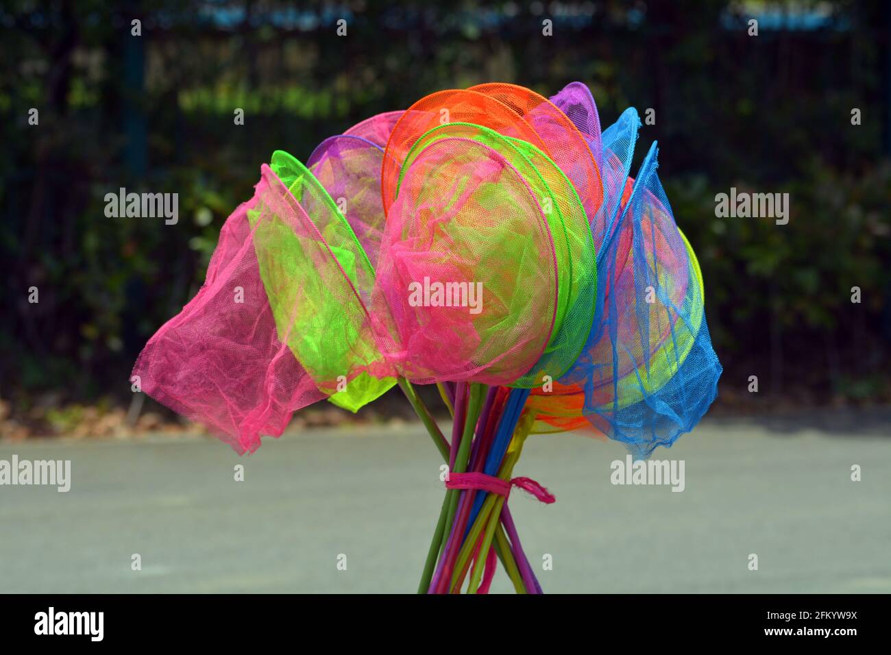 Pile de filets de pêche pour enfants de différentes couleurs, bâtonnets ...