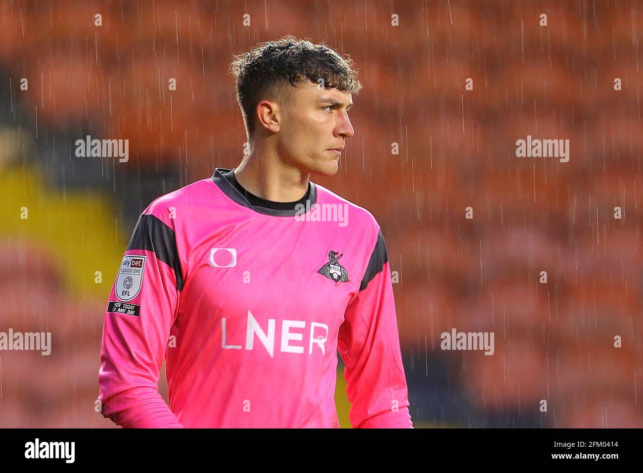 Le gardien de but de Doncaster Rovers Louis Jones pendant le match de ...