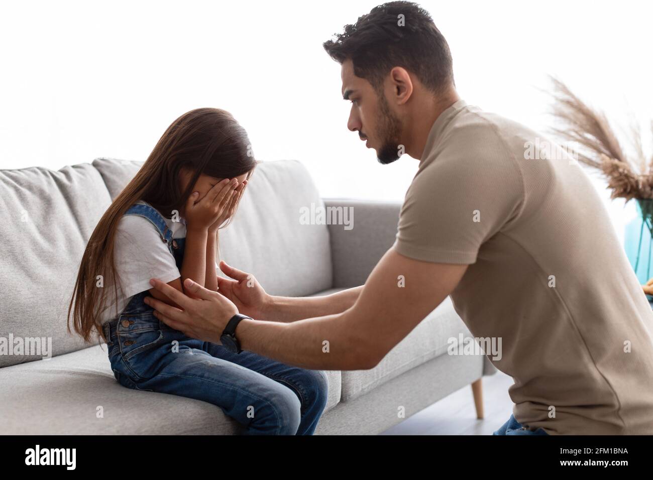Father consoling daughter Banque de photographies et d’images à haute résolution - Alamy