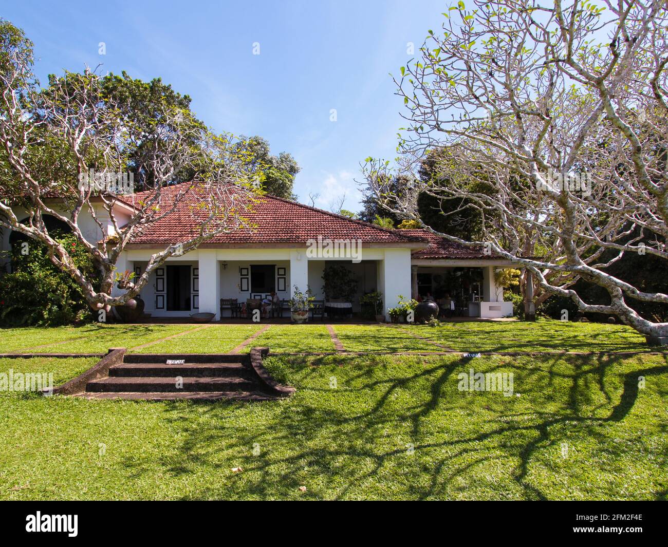 Vue extérieure de la maison et de la pelouse. Le week-end du célèbre ...
