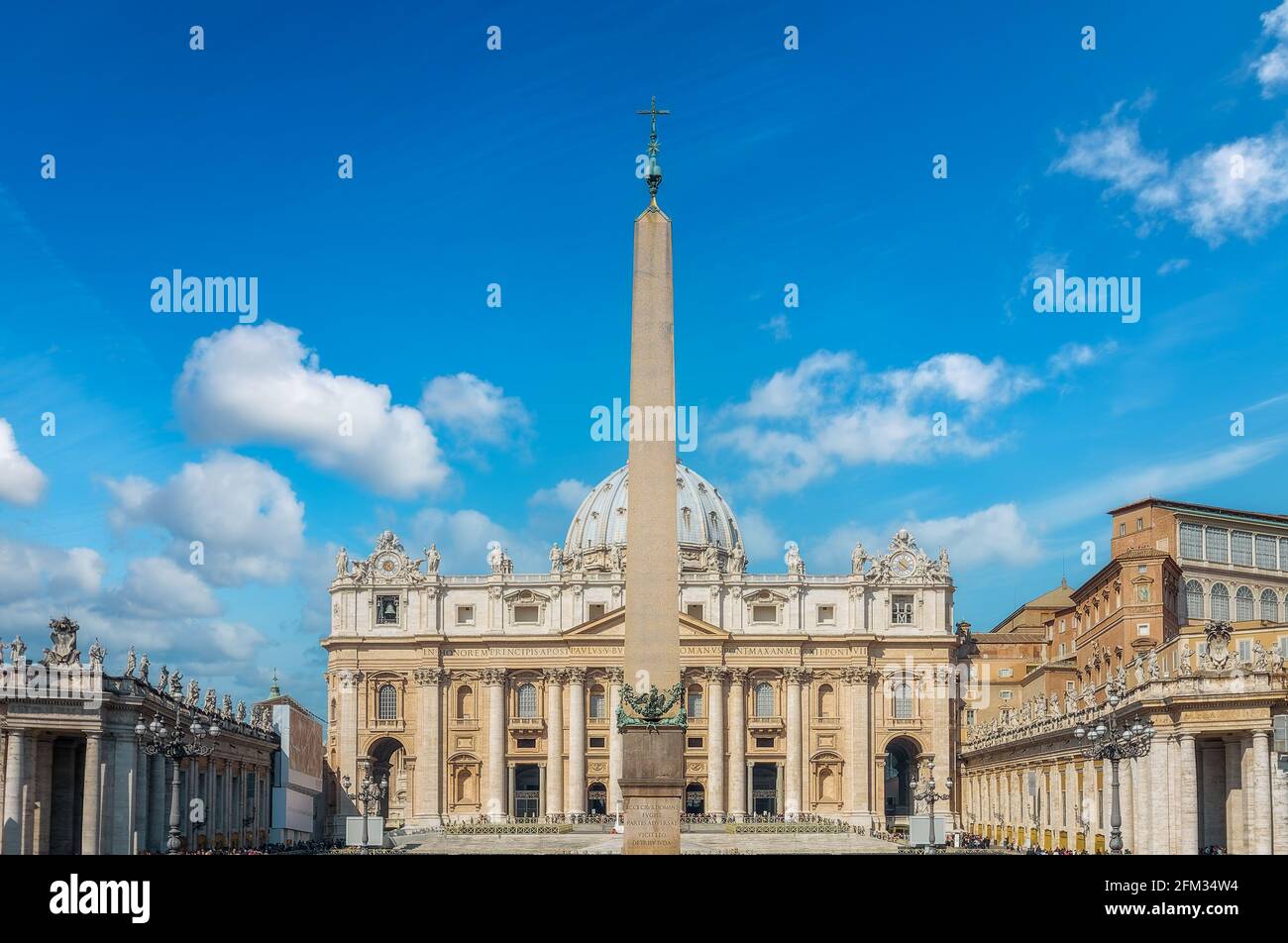 Façade de la basilique Saint-Pierre (basilique papale di San Pietro in ...