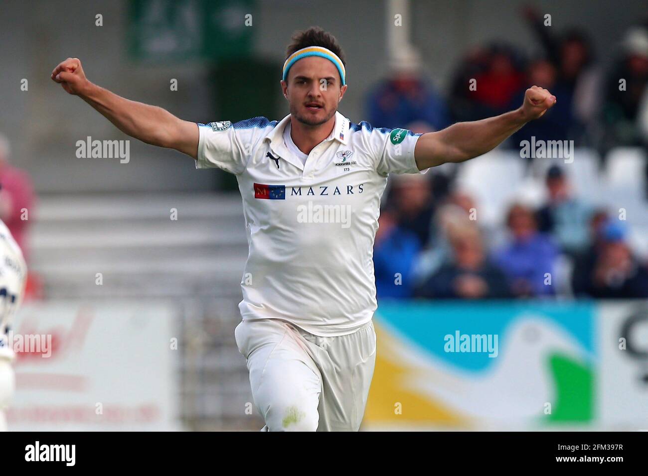 Jack Brooks, du Yorkshire, célèbre la prise du cricket de Simon Harmer ...