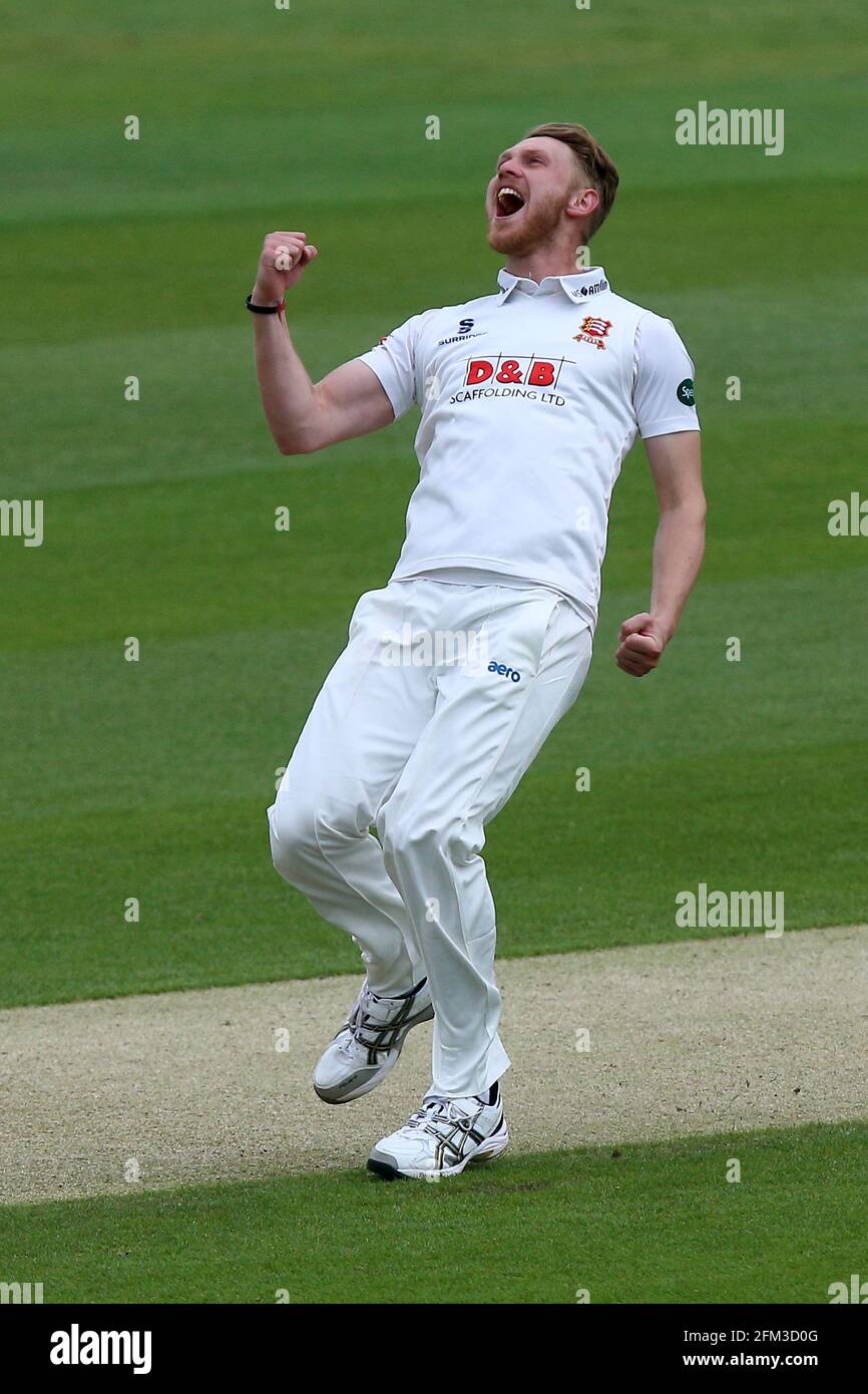 Jamie porter, d'Essex, célèbre la prise du guichet de Liam Dawson lors de l'Essex CCC vs ...