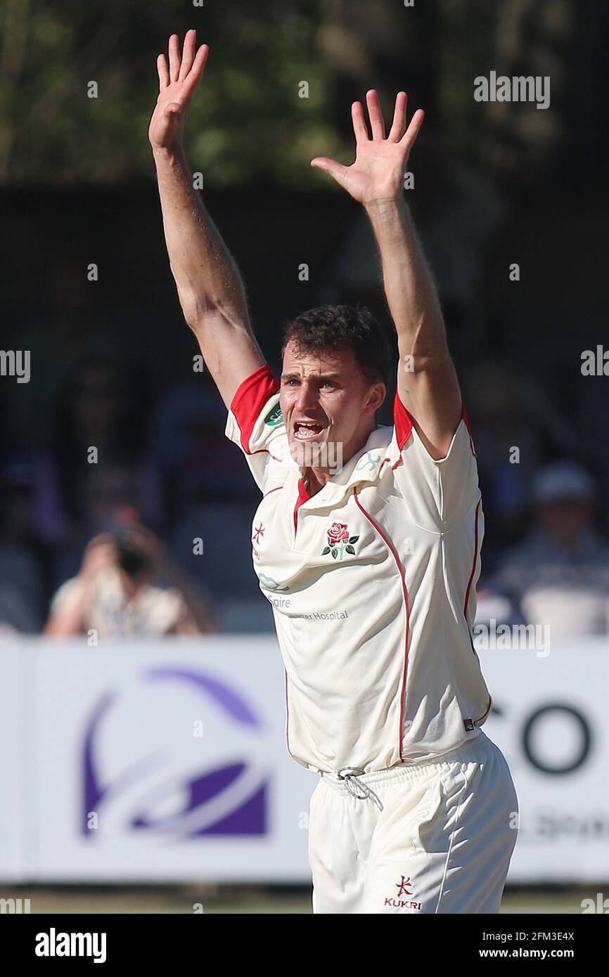 Ryan McLaren de Lancashire avec un appel pour un cricket pendant le CCC ...