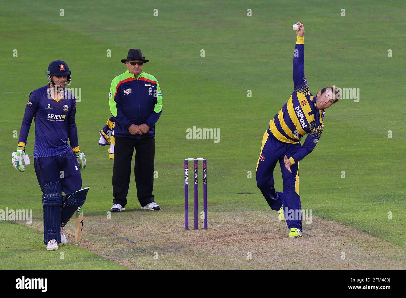 Colin Ingram en action de bowling pour Glamorgan pendant Glamorgan ...