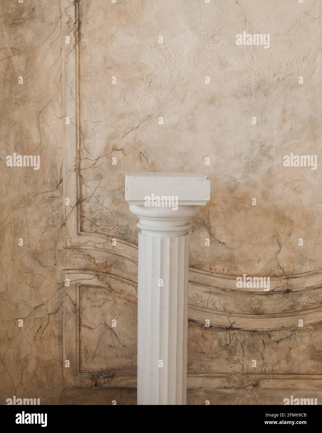 Éléments de décorations architecturales, anciennes colonnes, moulures ...