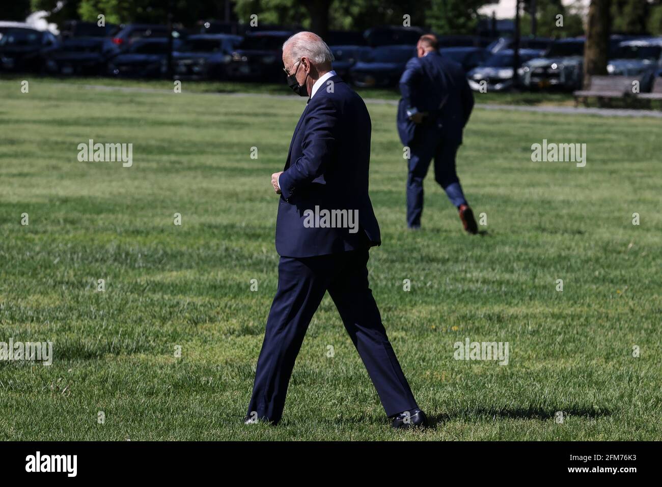 Le président des États-Unis Joe Biden marche sur l'ellipse près de la ...