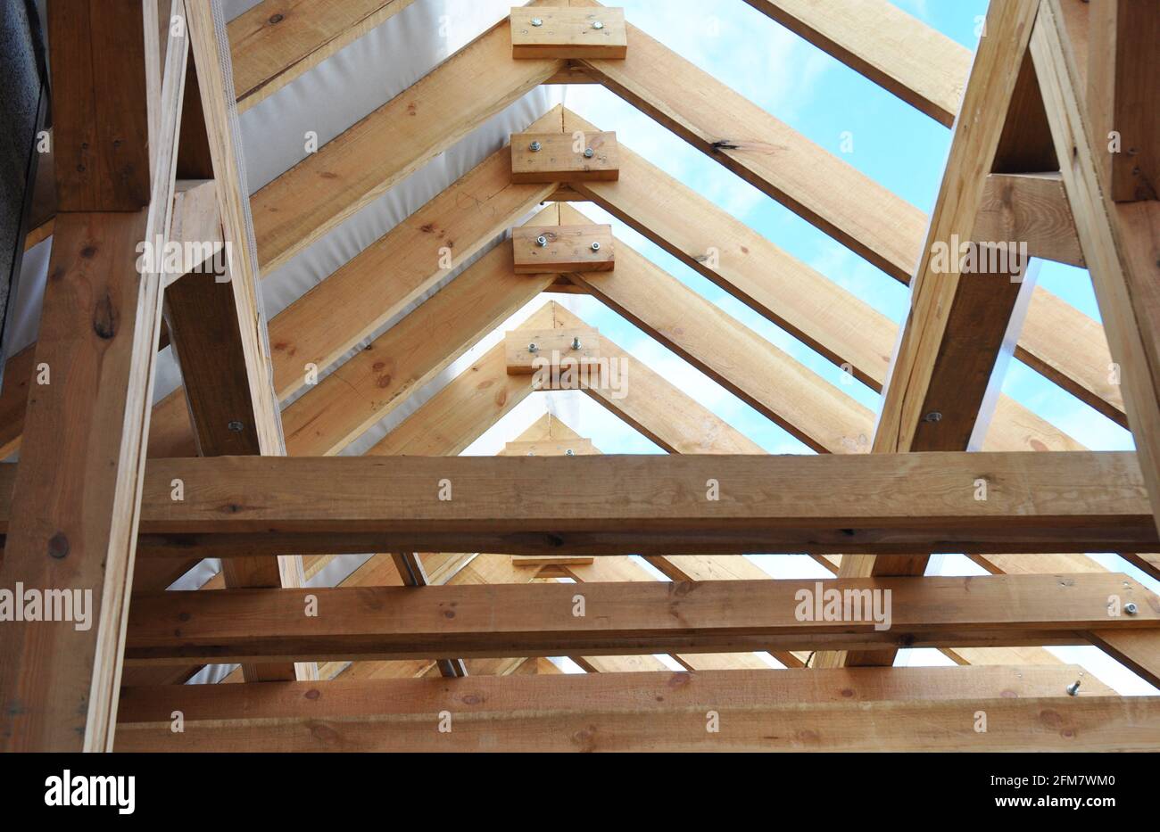 Charpente de toit en bois avec un gros plan de chevrons, poutres de ...