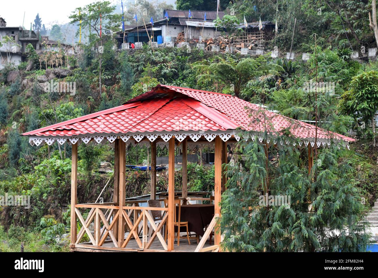 Cabane au toit rouge Banque de photographies et d’images à haute résolution - Alamy