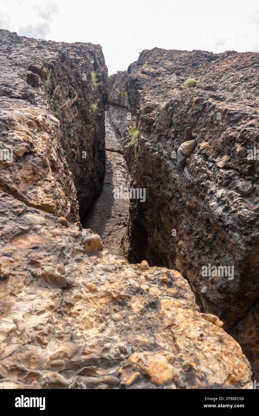 Grande Fissure Verticale Banque d'image et photos - Alamy