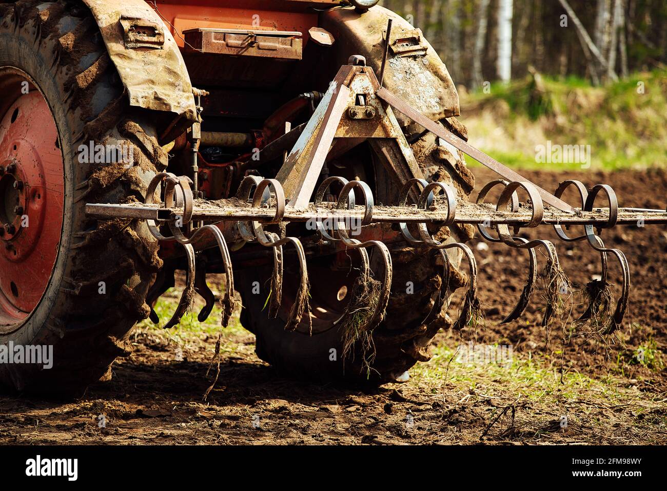un tracteur charrues un champ. préparation de terres agricoles pour la ...