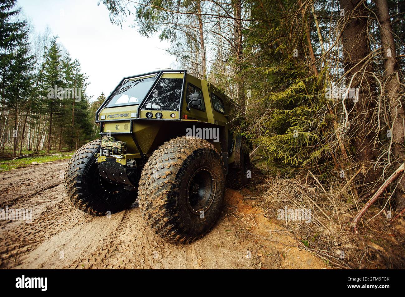 Un véhicule tout-terrain à quatre roues motrices traverse la forêt dans ...