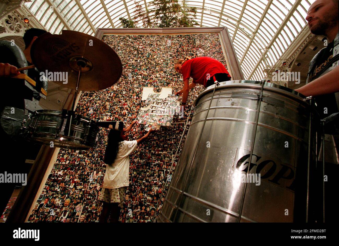 Jane Dean stilt Walker aide Sanjna Faruk (10 ans de l'école primaire de ...