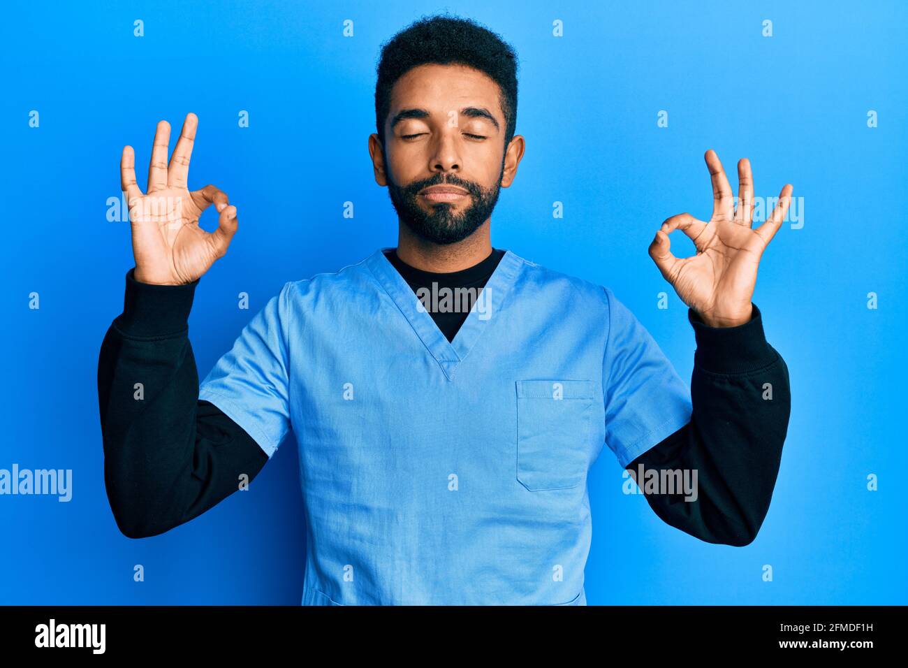 Beau hispanique homme avec la barbe portant l'uniforme d'infirmière ...