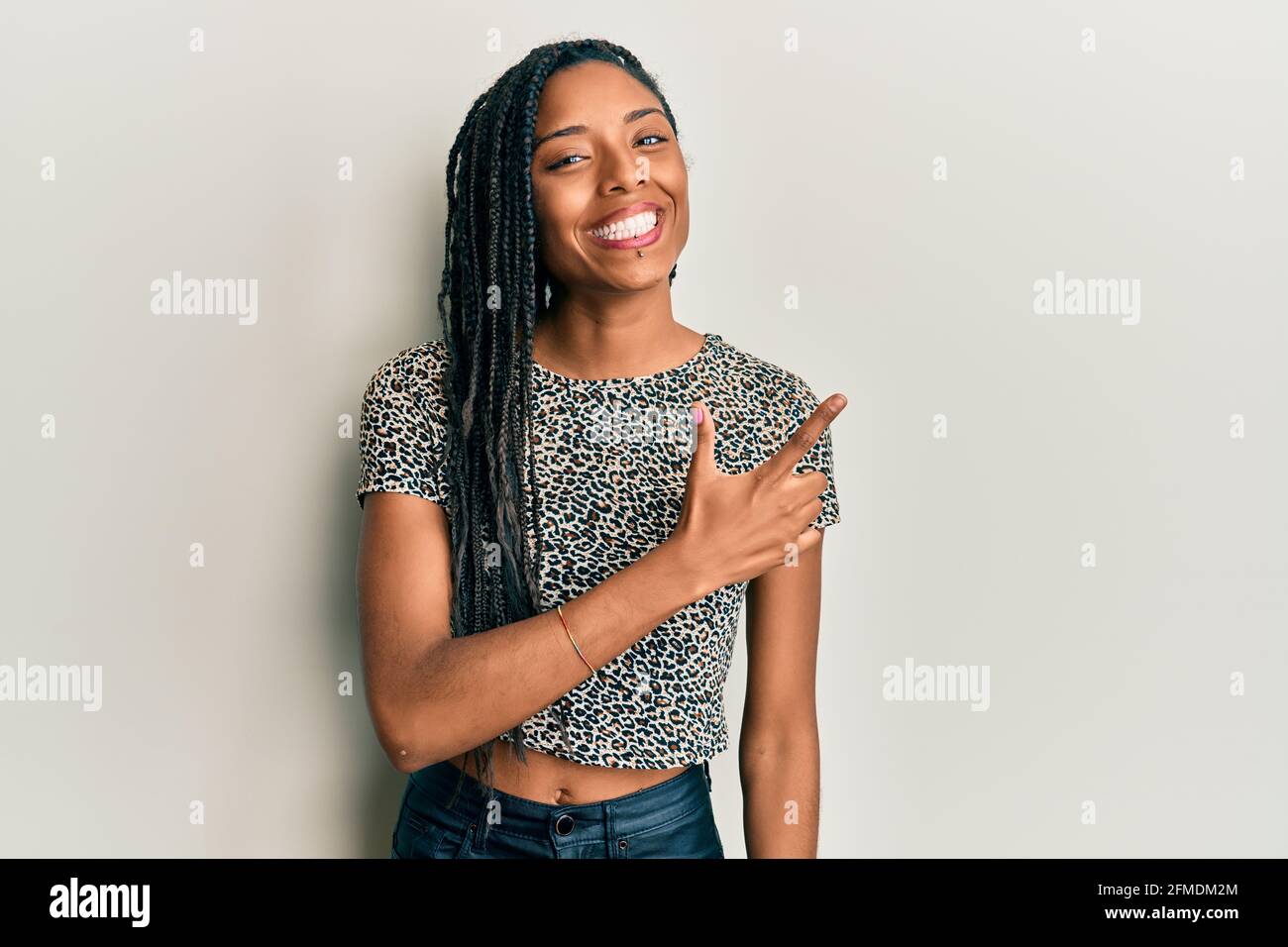 Femme afro-américaine portant des vêtements décontractés gaies avec un ...