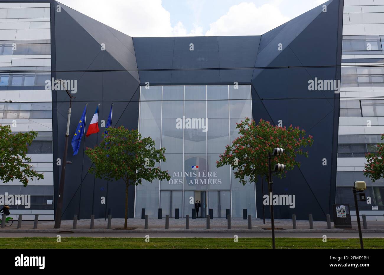 Entrée principale de Hexagone Balard, nouveau siège du ministère ...