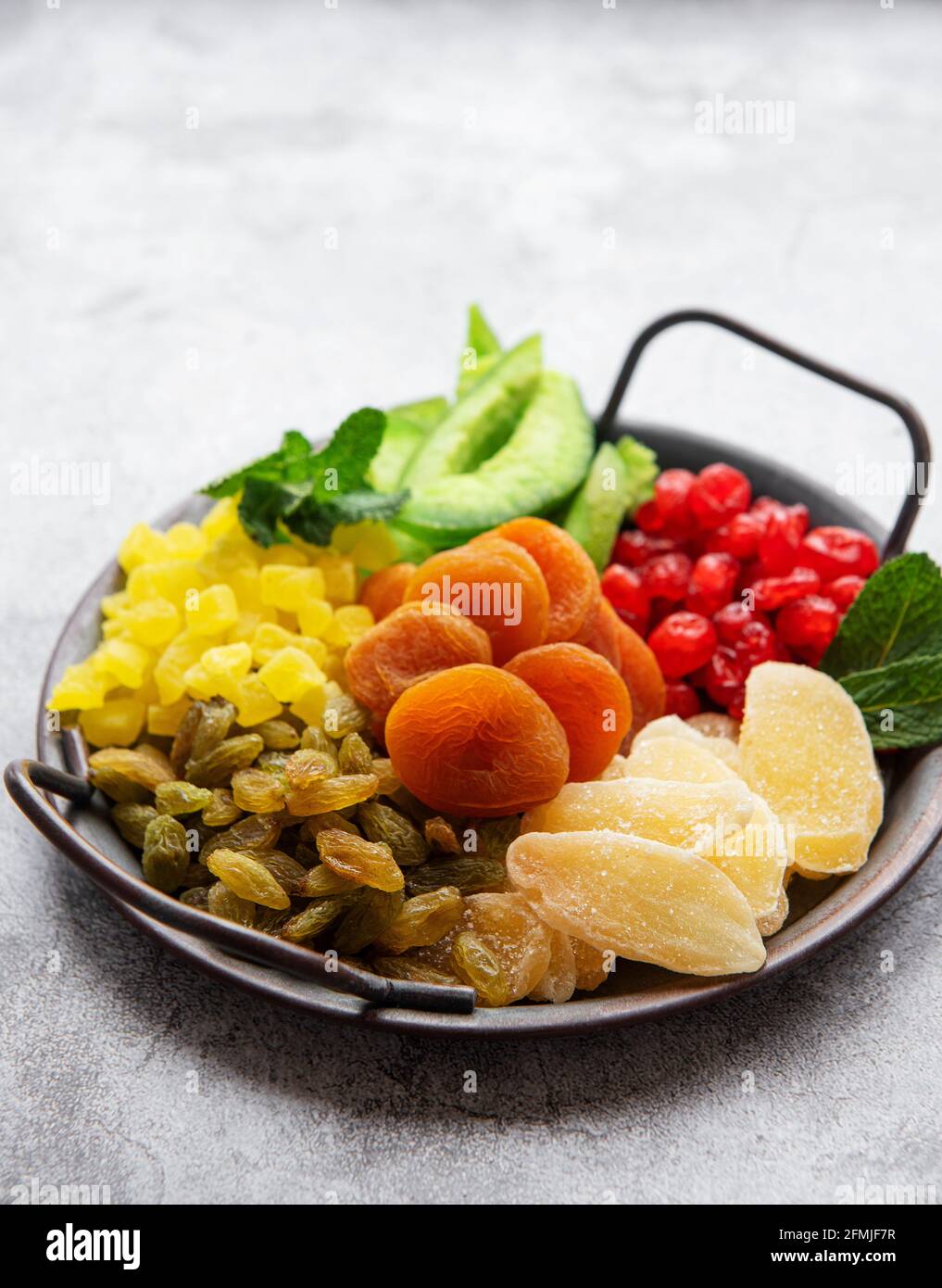 Plateau métallique avec différents types de fruits secs sur un fond en ...