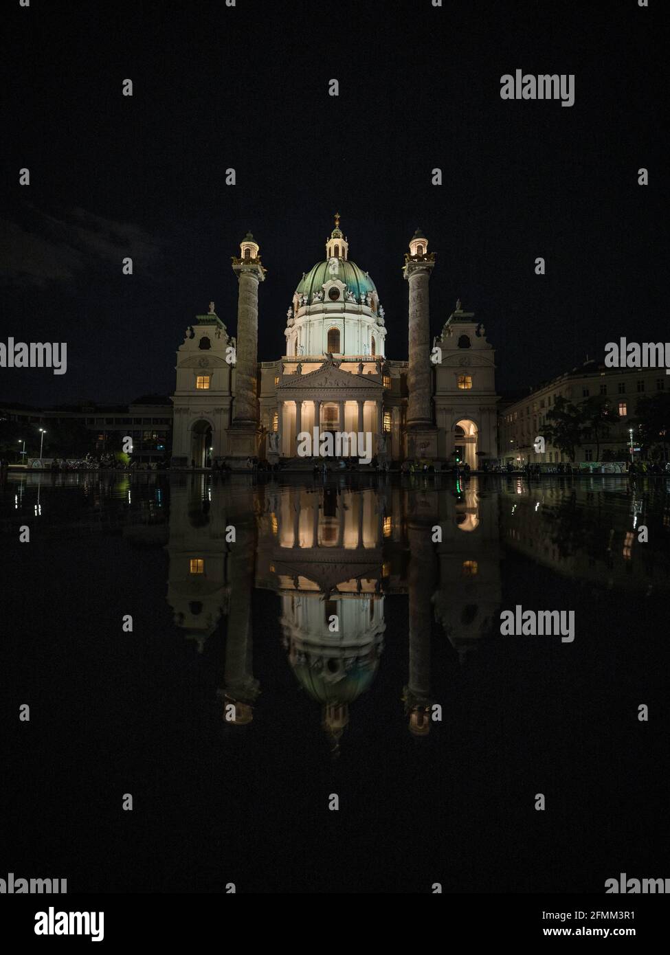 Eau fontaine étang miroir reflet panorama de l'ancienne église rococo ...