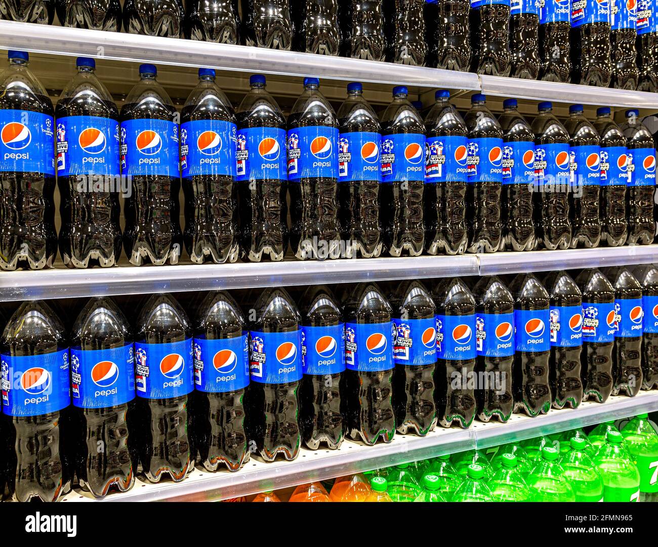 Samara, Russie - 9 mai 2021 : bouteilles de Pepsi Cola sur le plateau ...