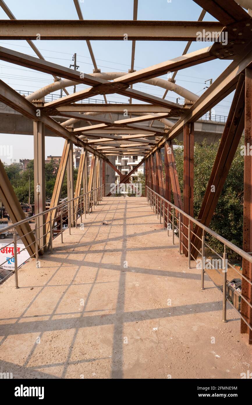 Plan vertical d'un pont avec une structure métallique dans un fond bleu ...