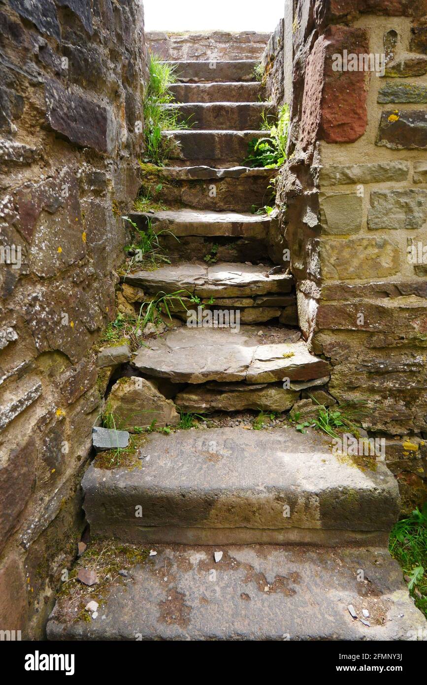 vieux escalier en pierre fait de grandes dalles de pierre dans un ruine ...