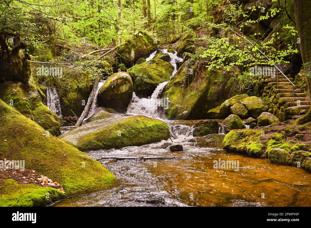 La cascade de Gertelbach dans la vallée de Bühler, dans la forêt noire ...