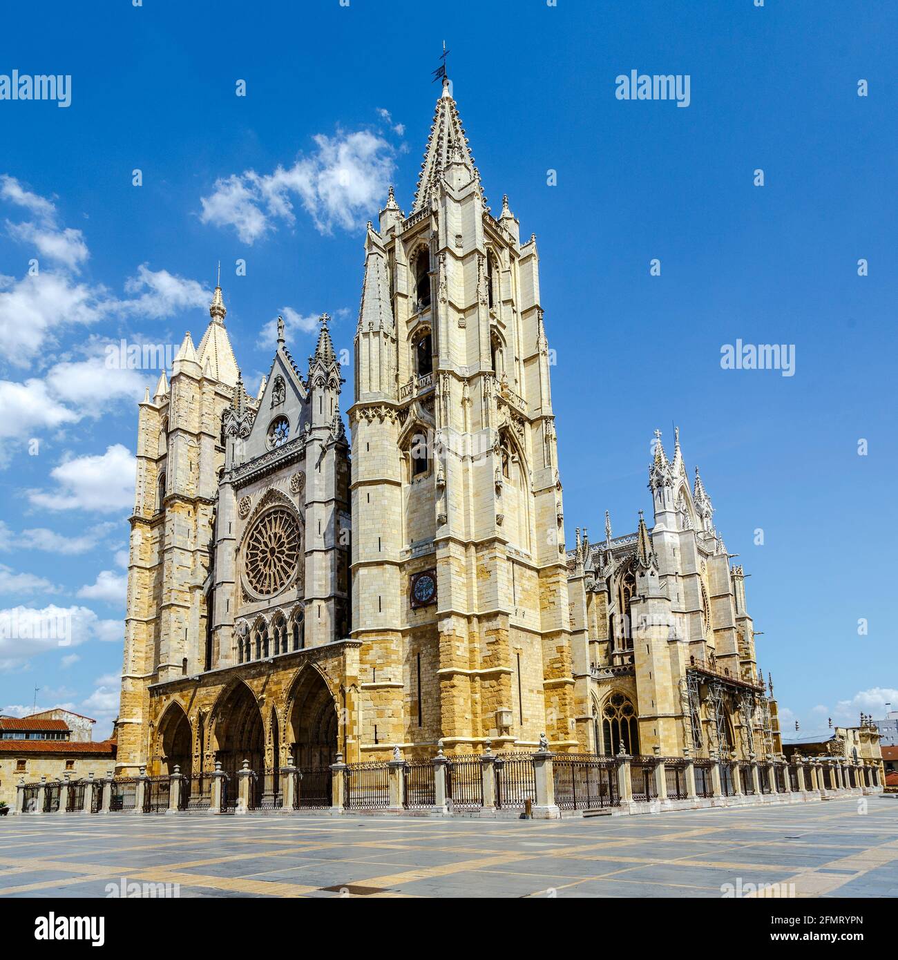 Cathédrale gothique de leon Banque de photographies et d’images à haute ...