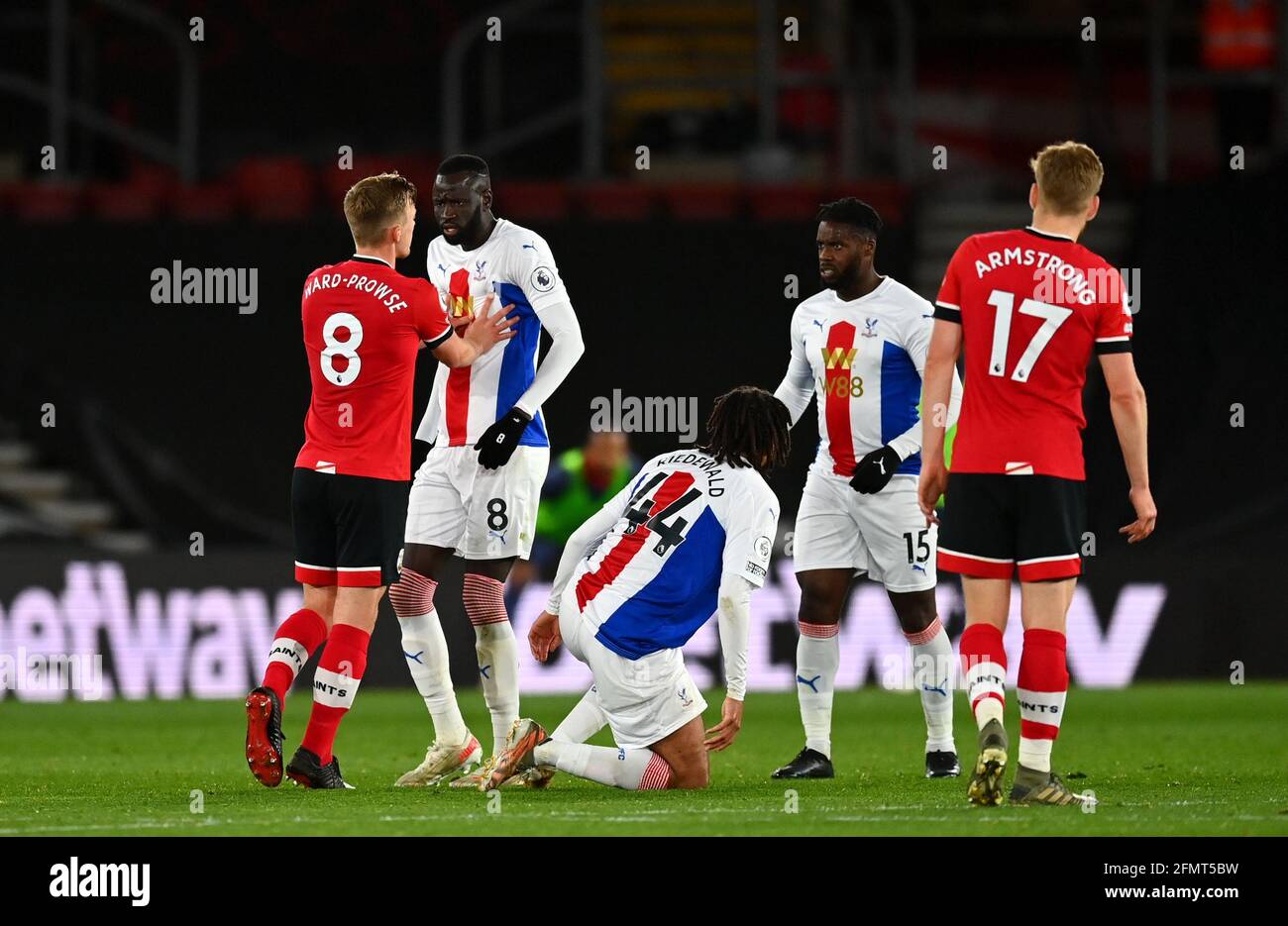 Les tempes se jouent entre James Ward-Prowse (à gauche) de Southampton ...