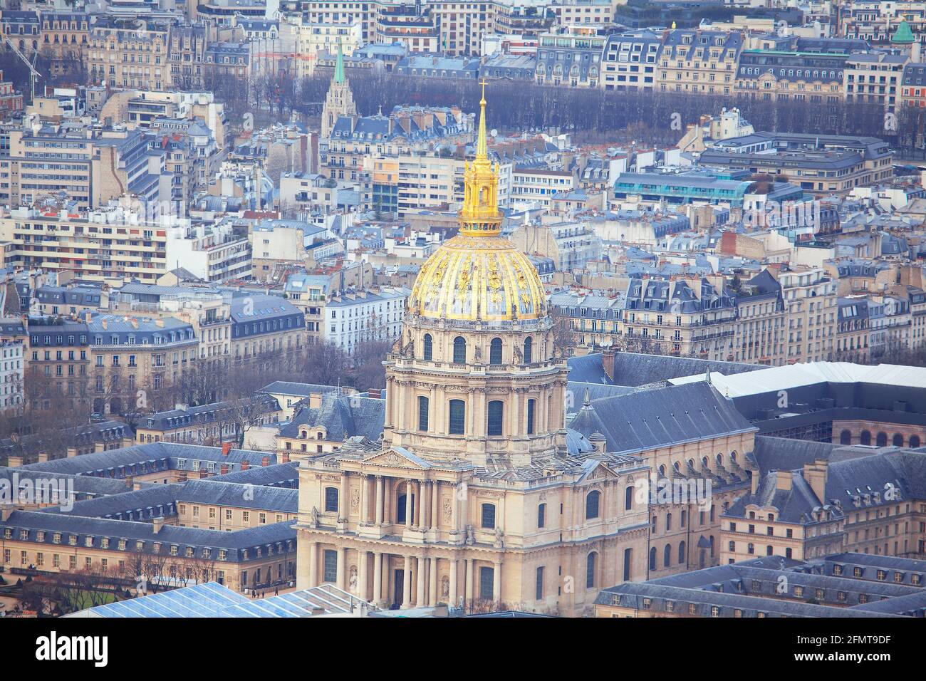 Cathédrale des Invalides avec coupole dorée à Paris . 7ème ...