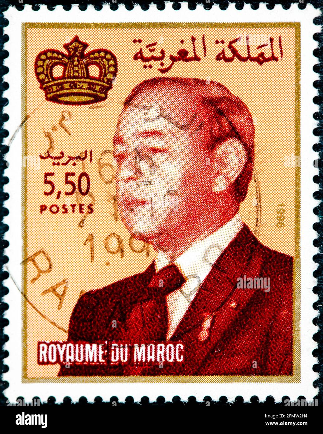 MAROC - VERS 1996 : un timbre imprimé au Maroc montre le roi Hassan II ...