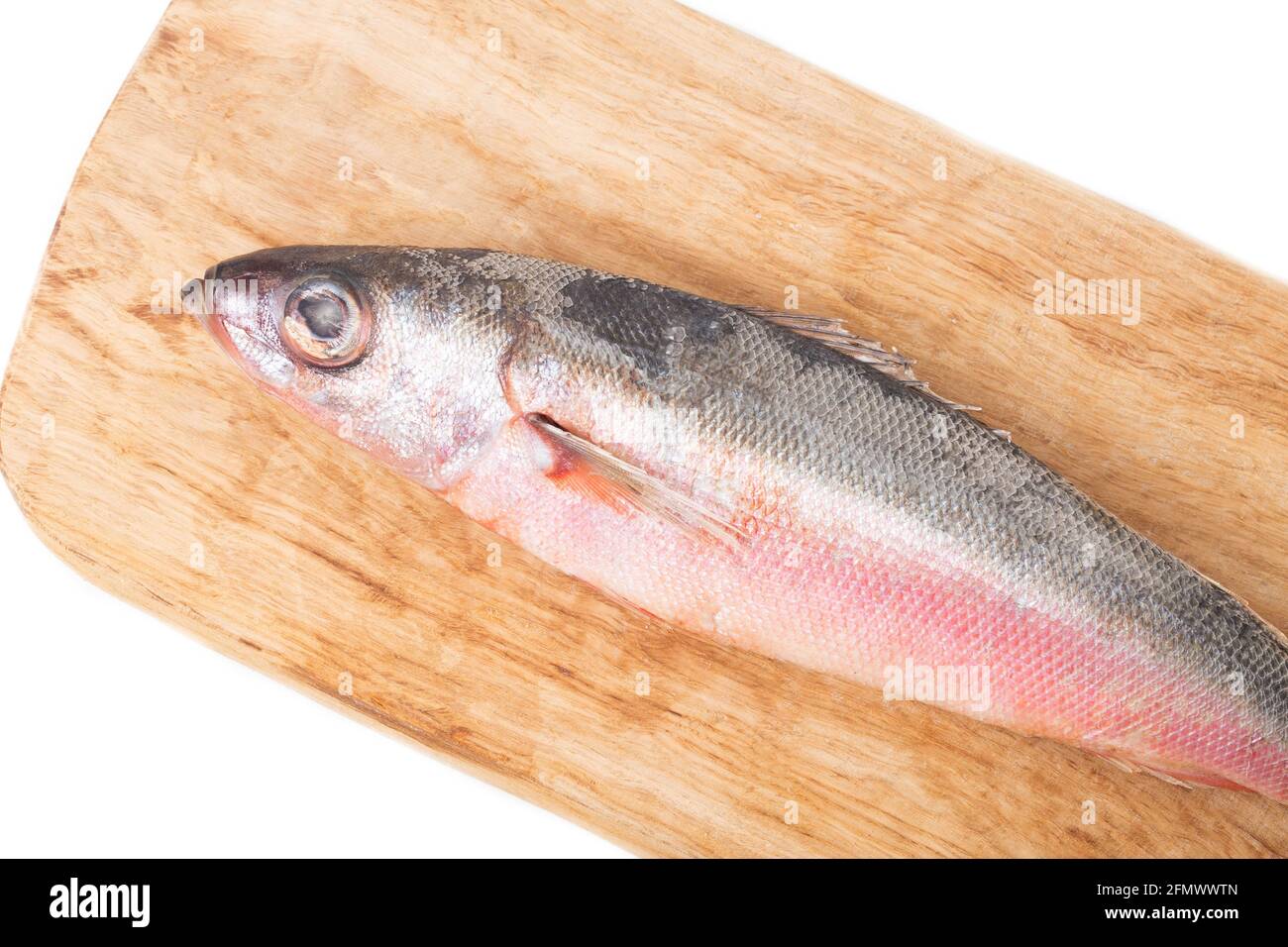 Poisson de mer aux yeux rouges sur un plateau de cuisine en bois sur ...