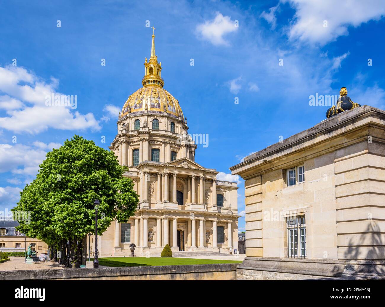 Façade du Dôme des Invalides à Paris, en France, ancienne église avec ...