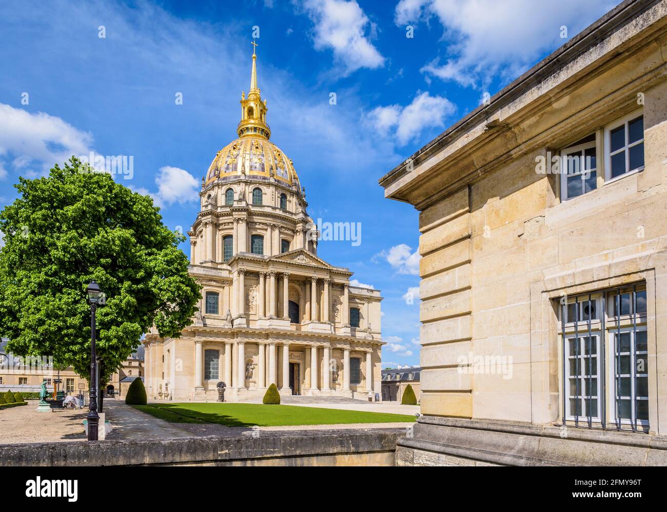 Façade du Dôme des Invalides à Paris, en France, ancienne église avec ...