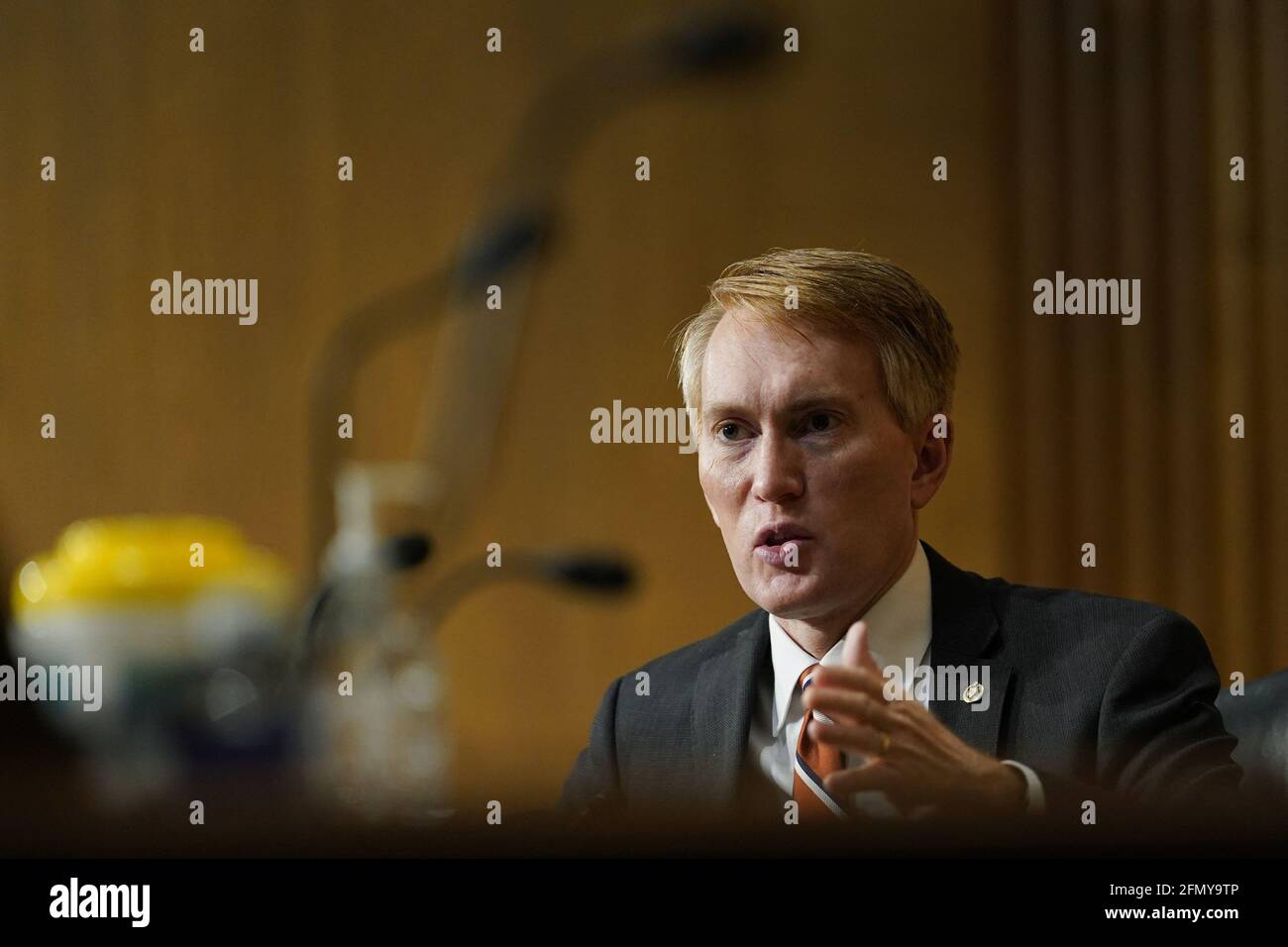 Le sénateur James Lankford, R-Okla, pose une question à la ...