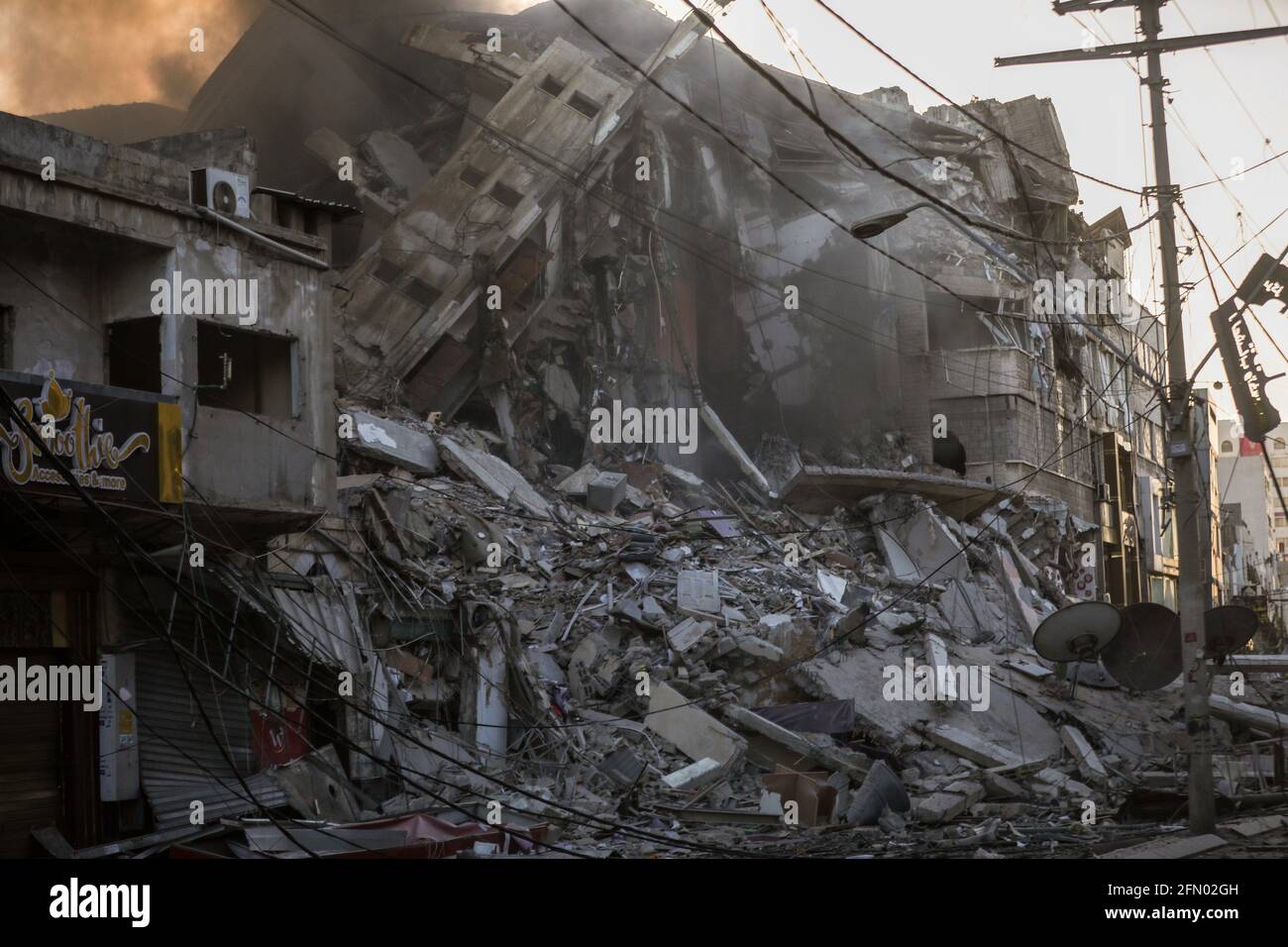 Gaza, Palestine. 12 mai 2021. Vue des débris de la tour Al-Sharouk qui ...