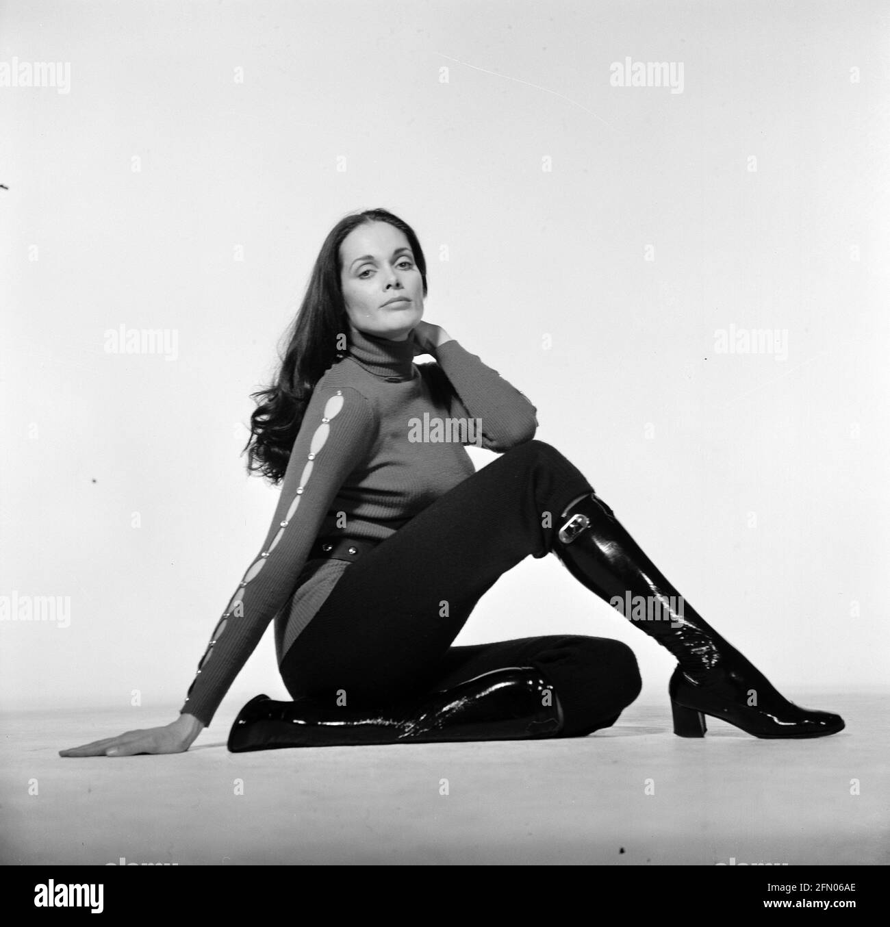 Martine beswick Banque d'images noir et blanc - Alamy
