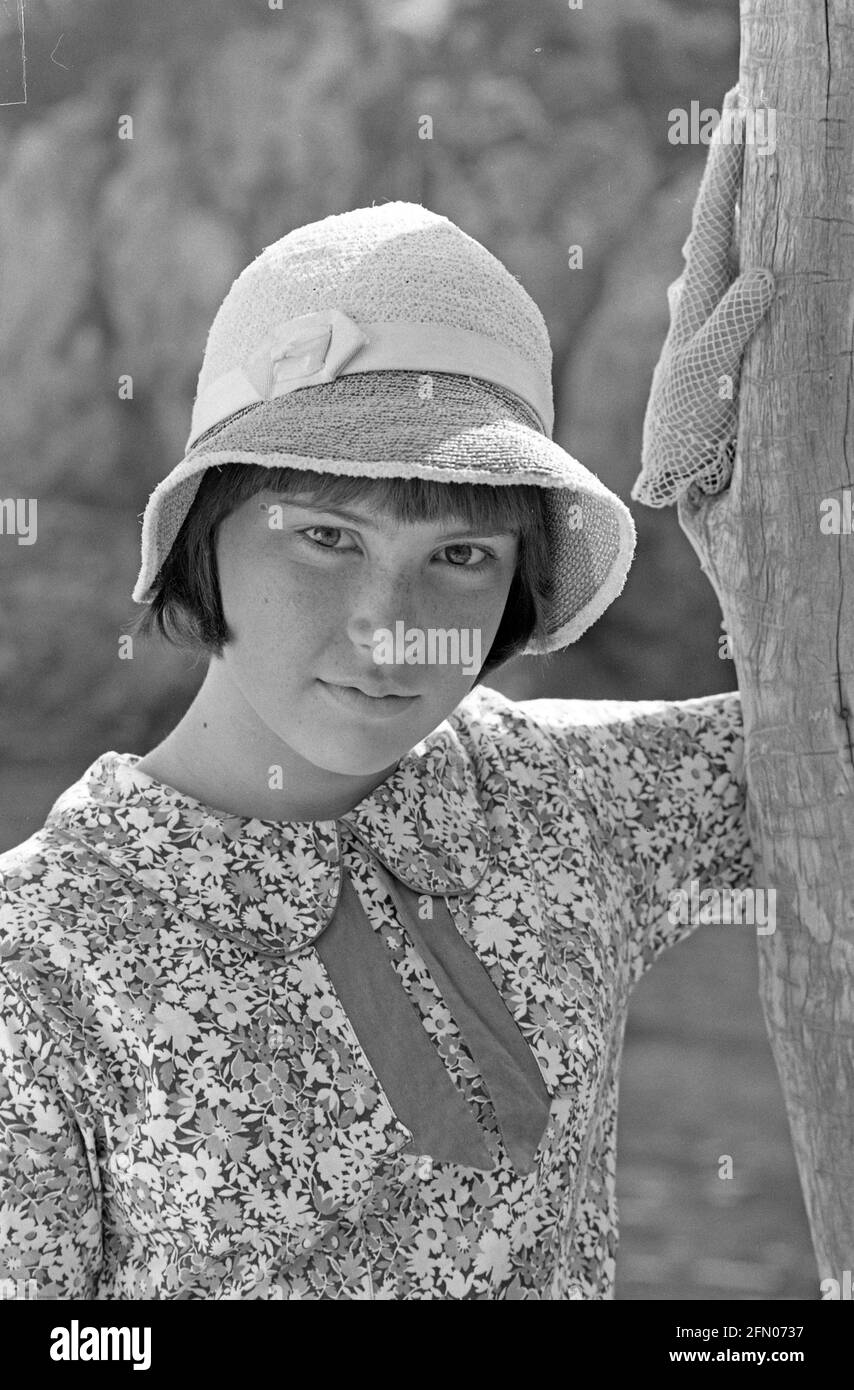 Mal sous le soleil 1982 emily hone Banque d'images noir et blanc - Alamy
