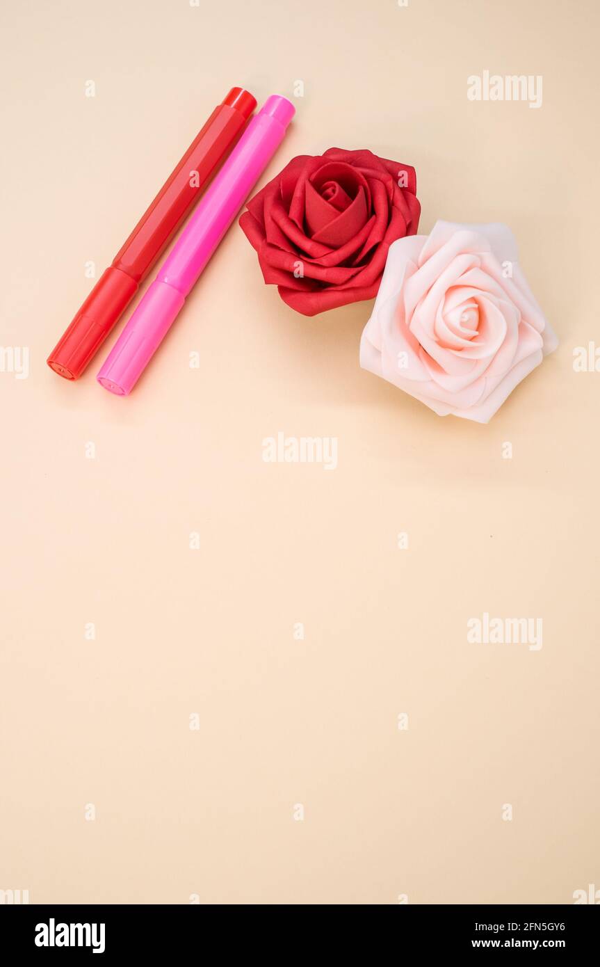 Gros plan des marqueurs et de la rose entièrement gonflée isolée sur un ...
