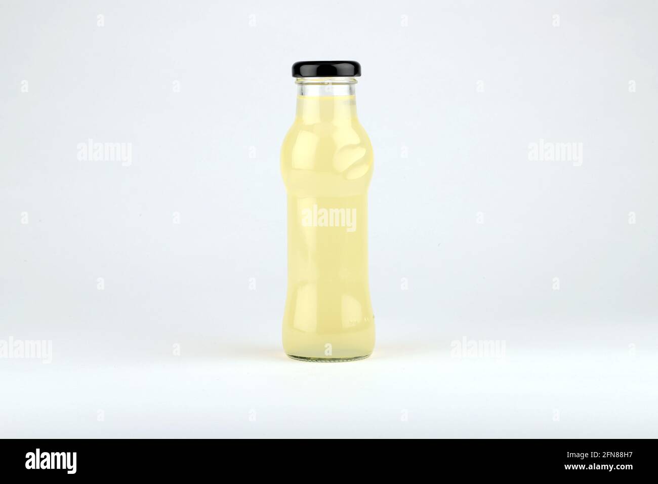 Jus de citron en bouteille Banque de photographies et d’images à haute ...