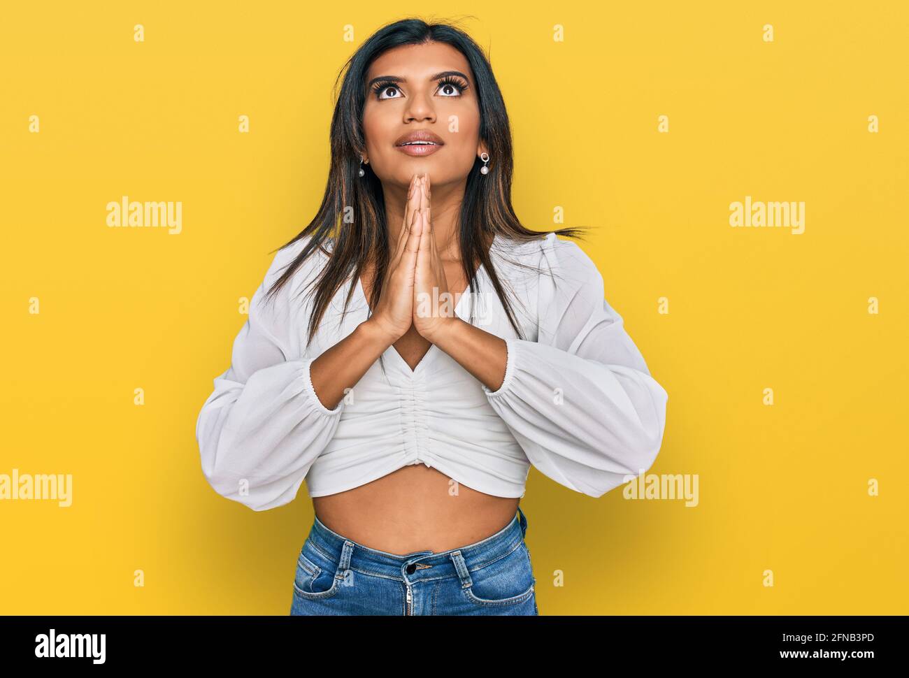Jeune femme transsexuelle transgenre latine portant des vêtements ...