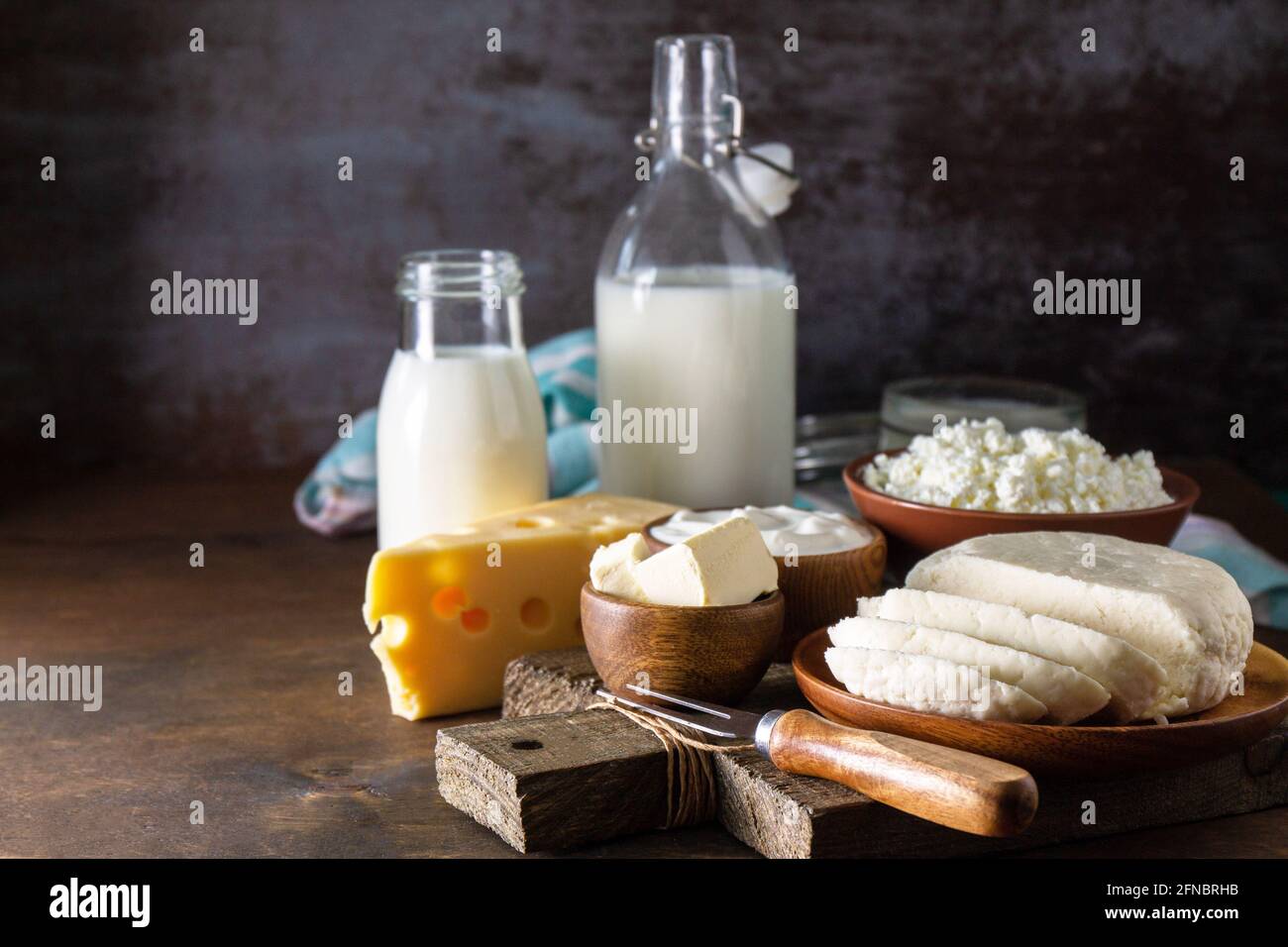 Ensemble de différents produits laitiers biologiques (lait, crème sure ...