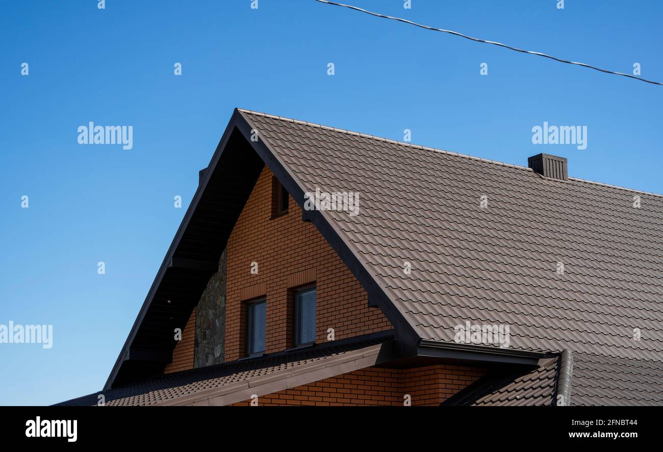 Toit à profil métallique ondulé brun installé dans une maison moderne ...