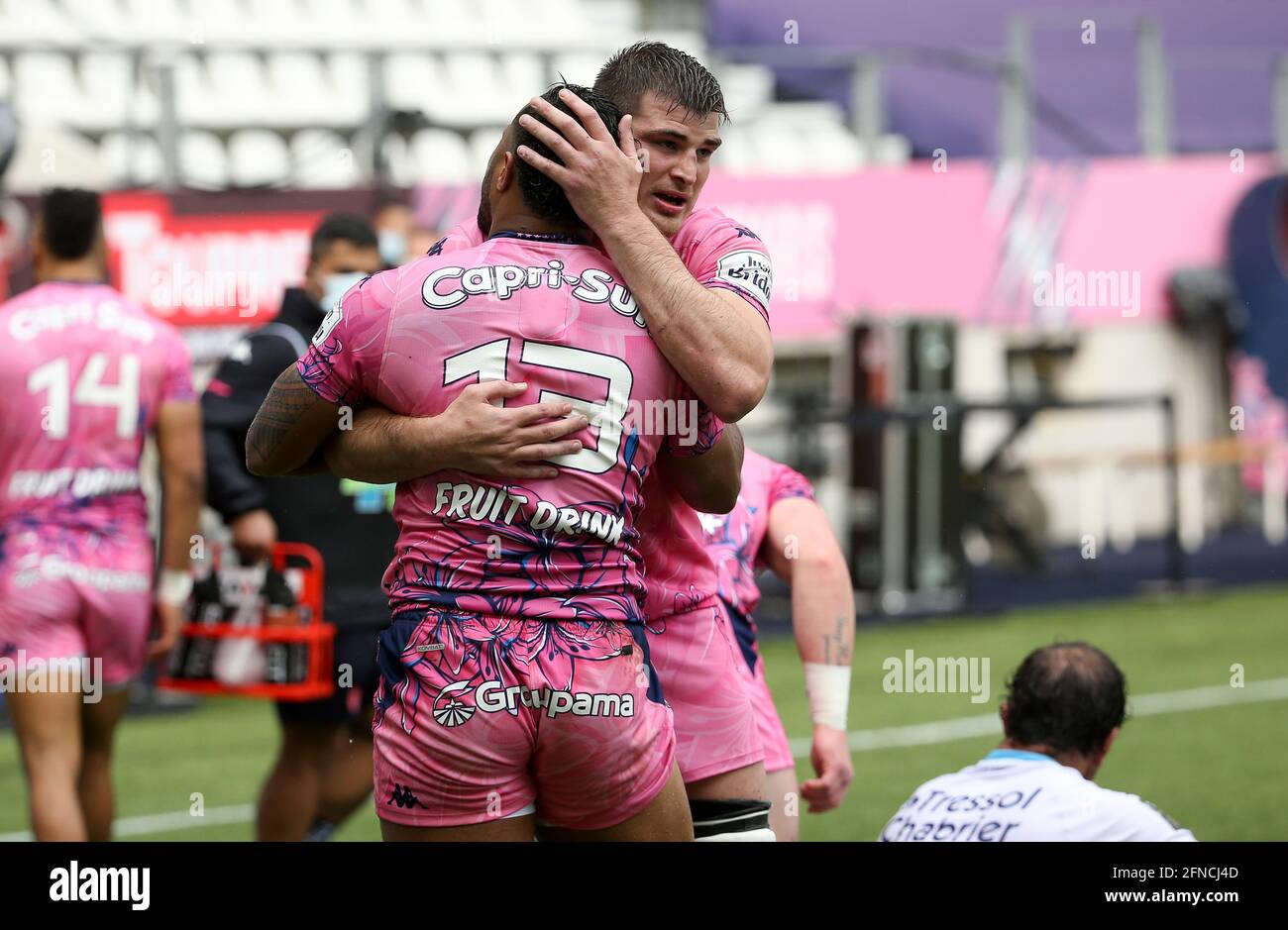 Sefanaia Sefa Naivalu du Stade Francais #13 célèbre son essai avec ...