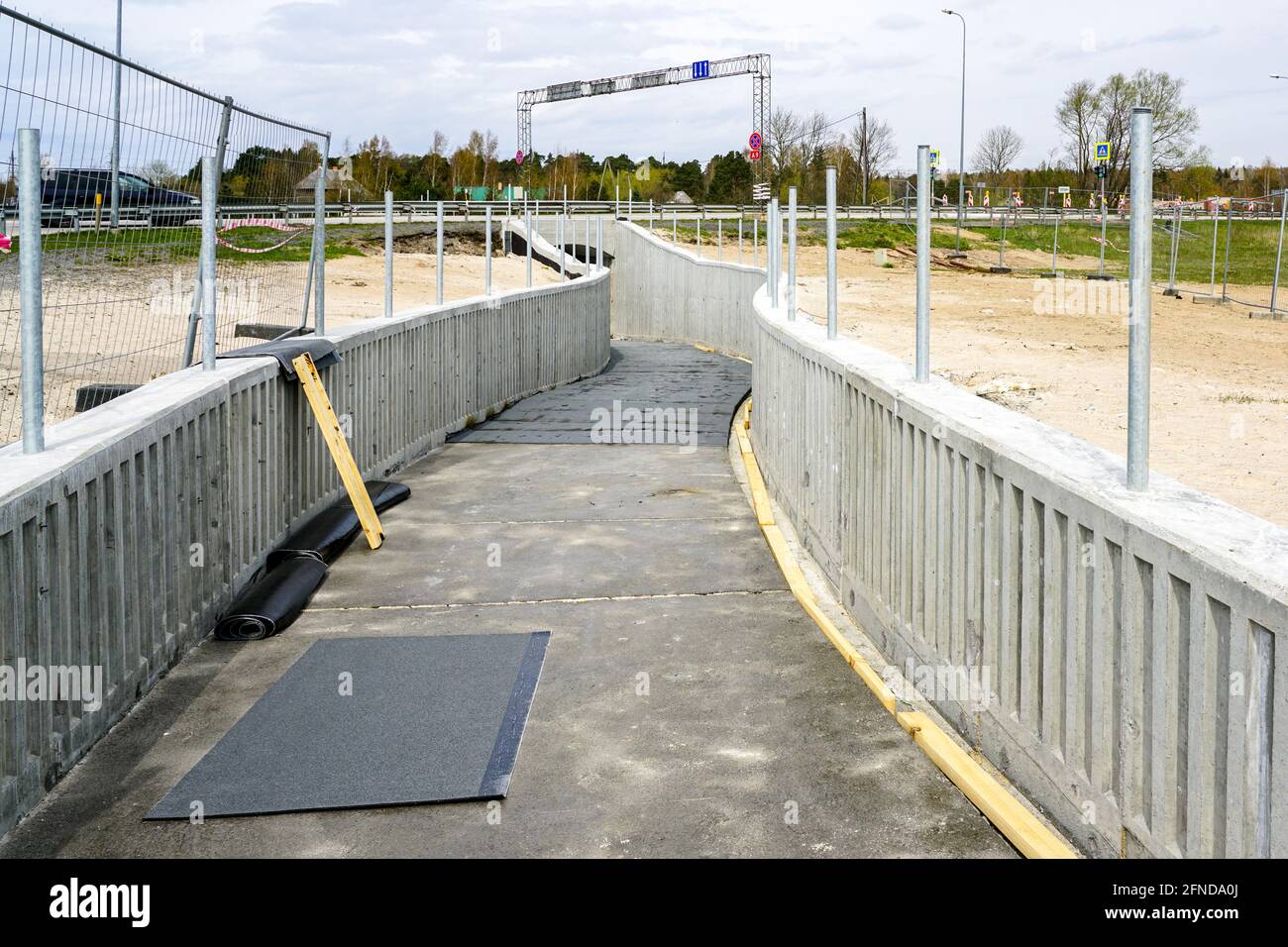 construction d'un nouveau passage souterrain moderne pour piétons sous ...