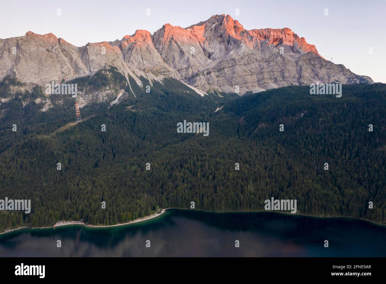 Lac eibsee devant le massif de la zugspitze Banque de photographies et d’images à haute ...
